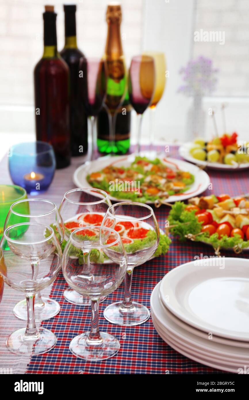 Buffet table with dishware waiting for guests Stock Photo - Alamy