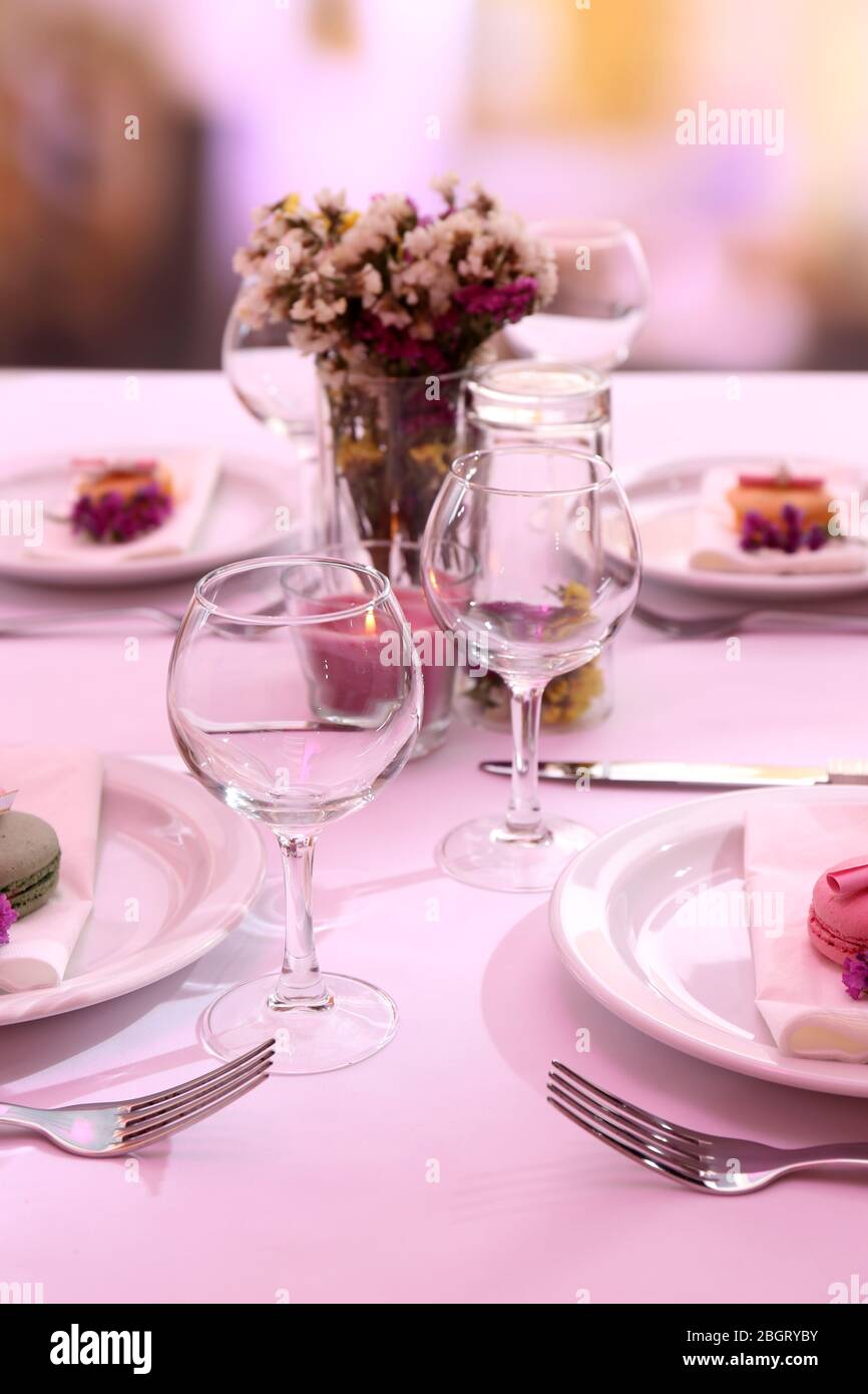 Restaurant table setting Stock Photo - Alamy