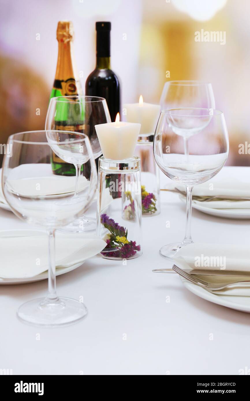 Restaurant table setting Stock Photo - Alamy
