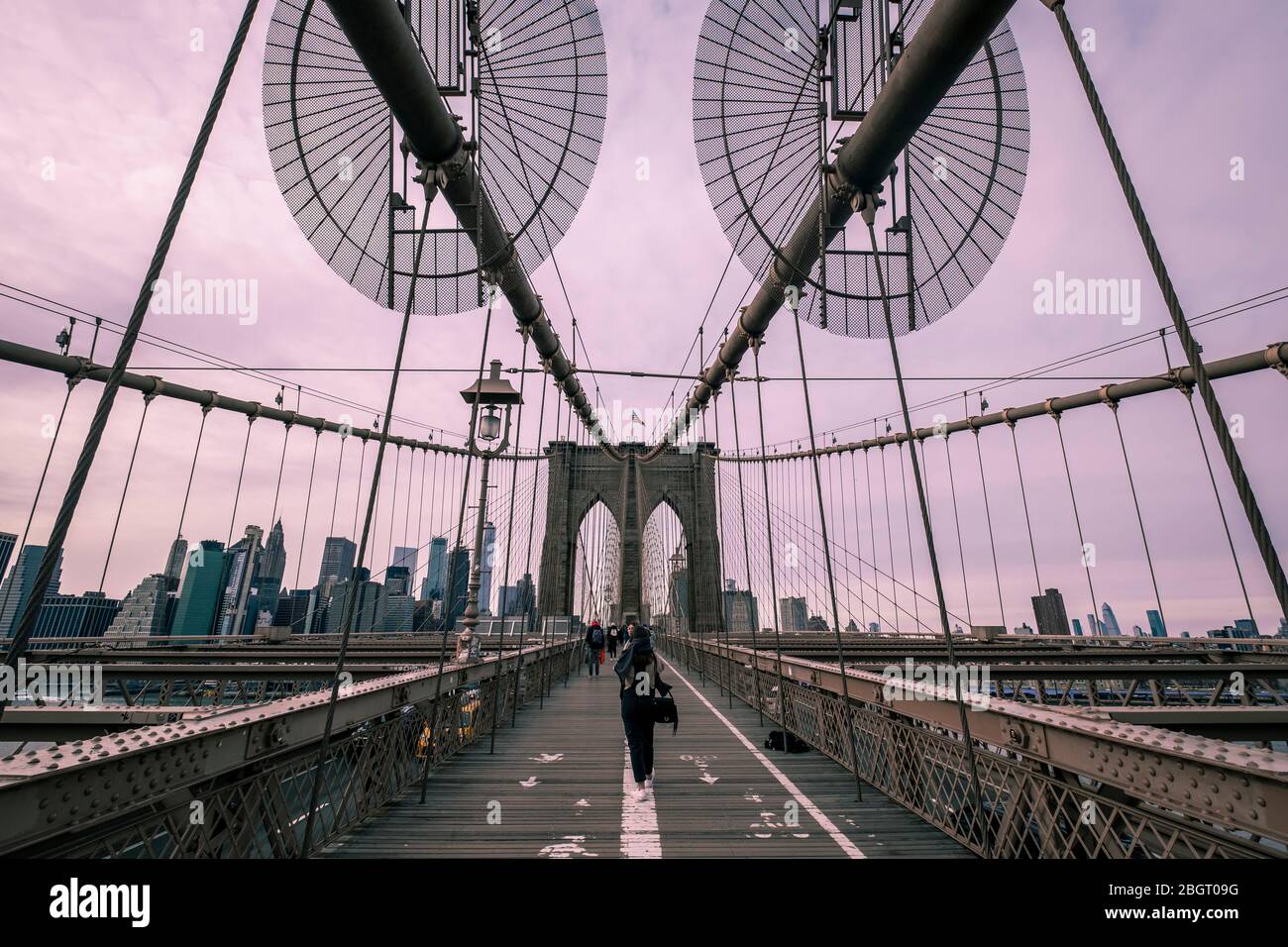 People crossing the Brooklyn Bridge in New York City Stock Photo - Alamy