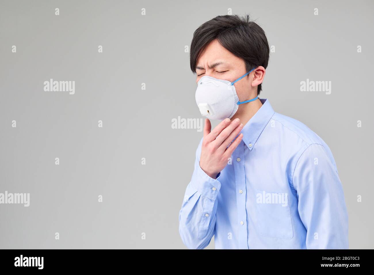 Japanese man wearing mask Stock Photo - Alamy