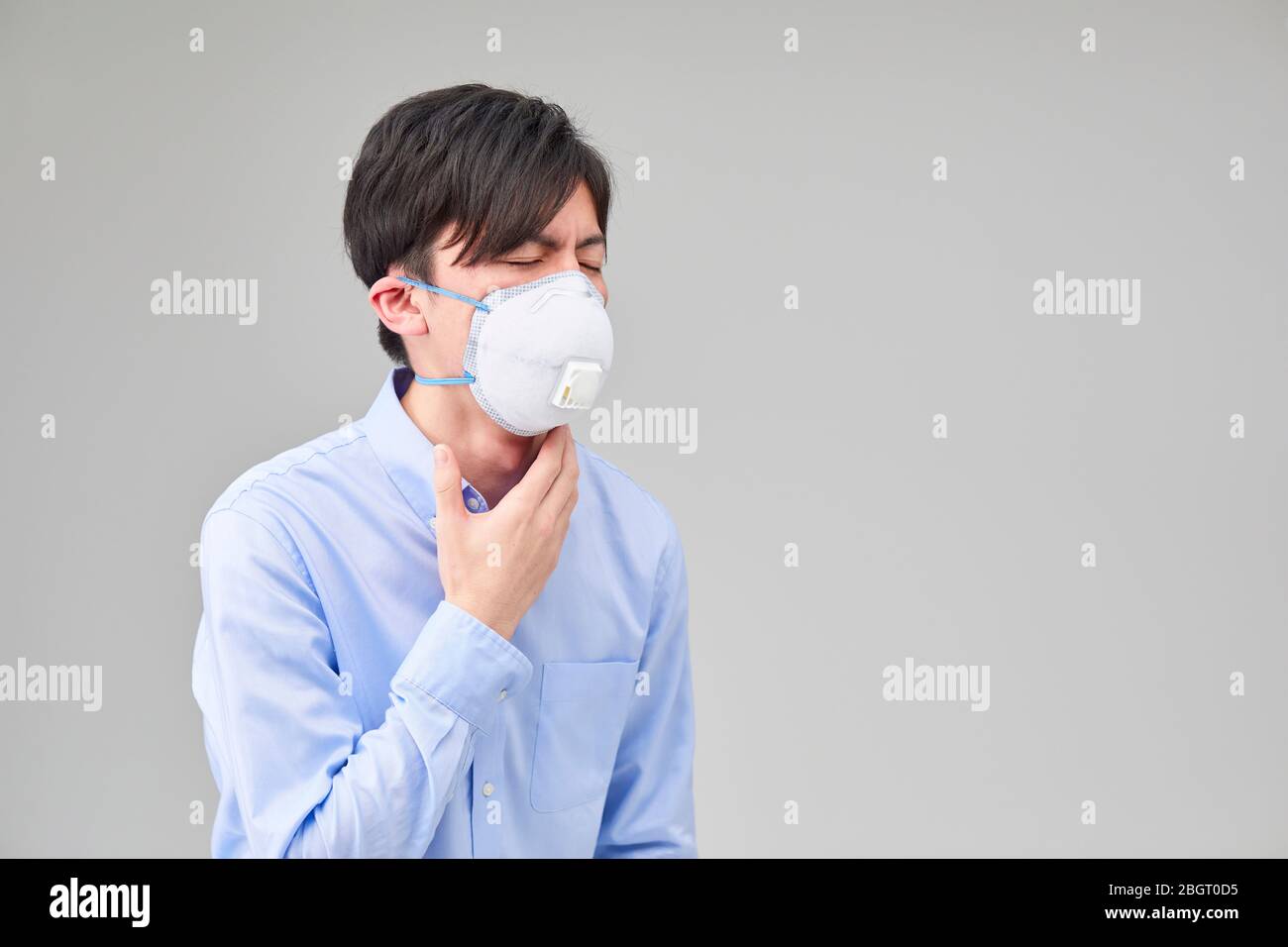 Japanese man wearing mask Stock Photo - Alamy