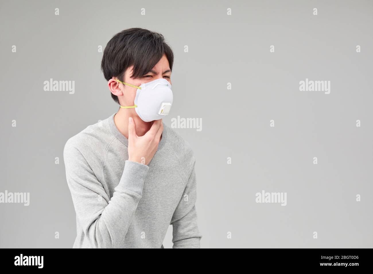 Japanese man wearing mask Stock Photo - Alamy