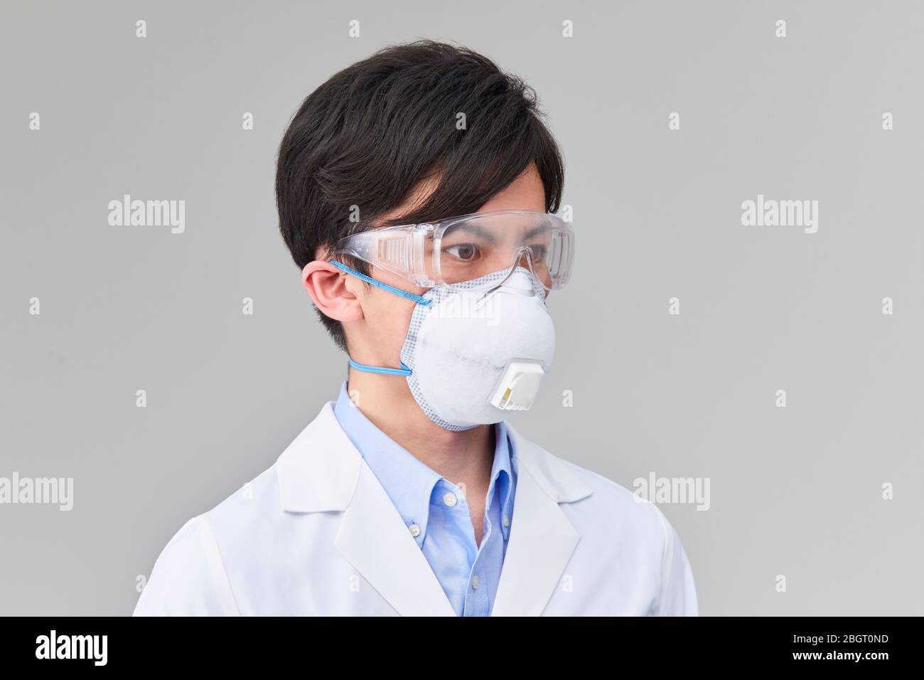 Healthcare worker wearing mask goggles hi-res stock photography and ...