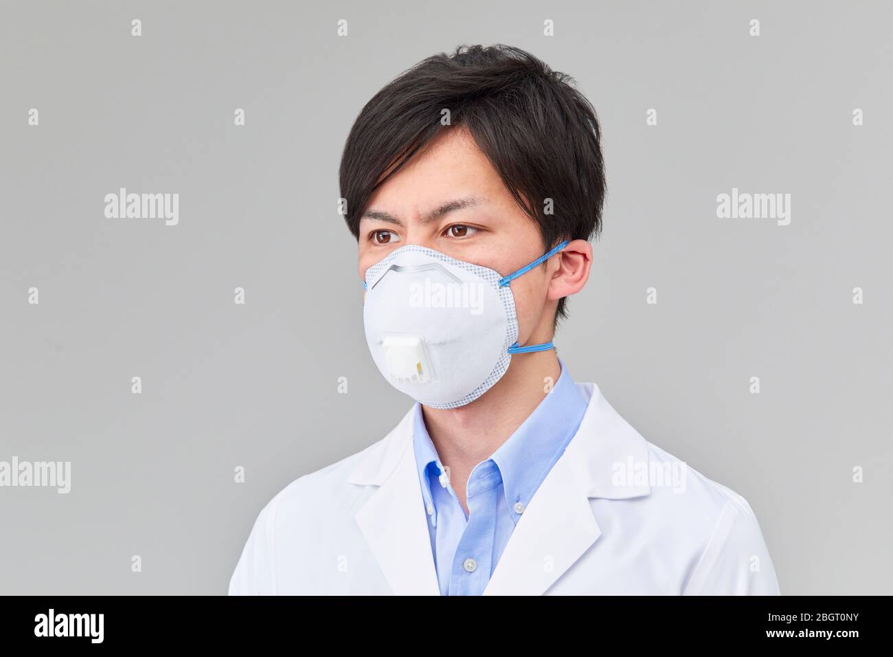 Japanese man wearing mask Stock Photo - Alamy