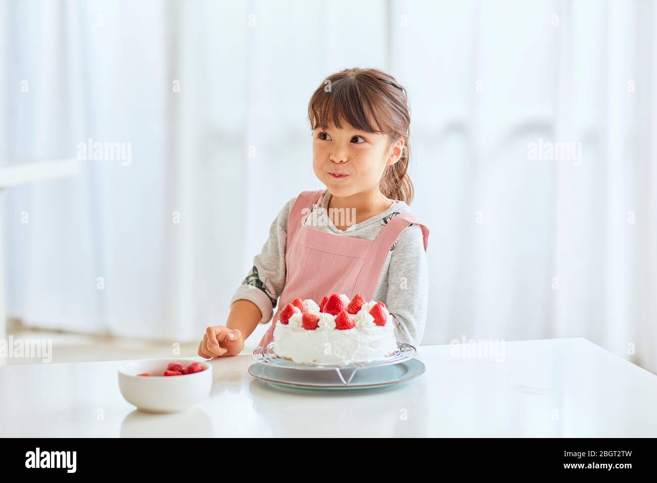 Young happy girl preparing a cake in the kitchen Stock Photo - Alamy