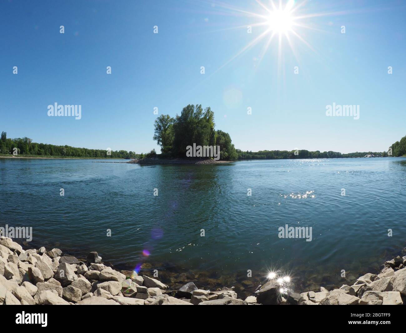 Sunbeam on water hi-res stock photography and images - Alamy
