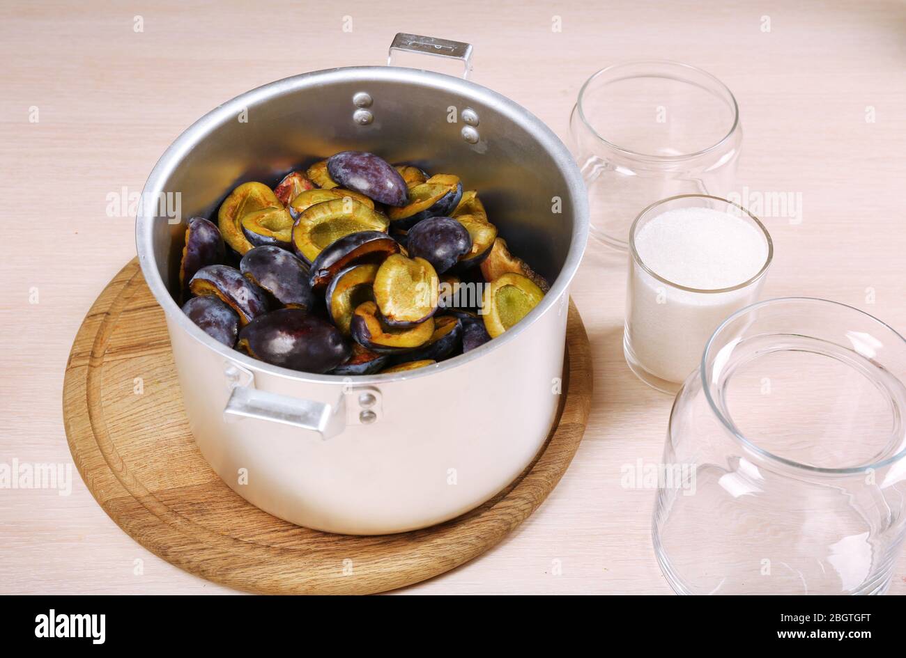 Cooking delicious drain jam in kitchen Stock Photo - Alamy