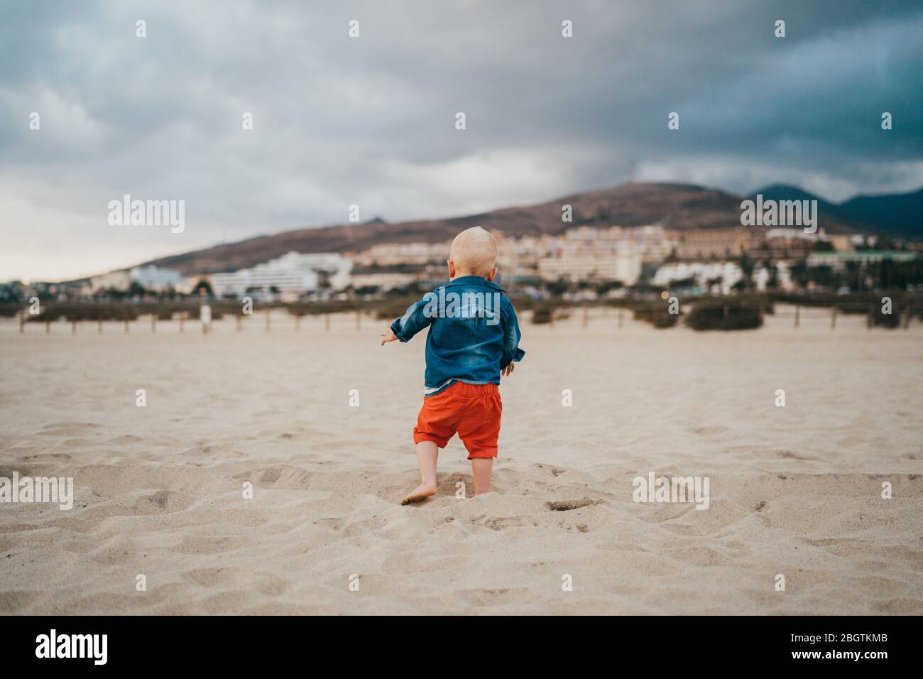 Kids playing with waves hi-res stock photography and images - Alamy
