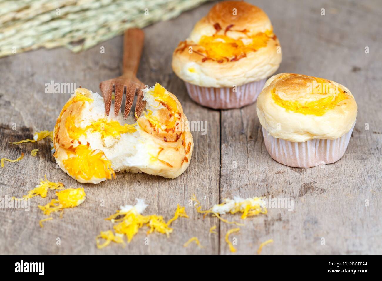 Golden threads thai dessert hi-res stock photography and images - Alamy