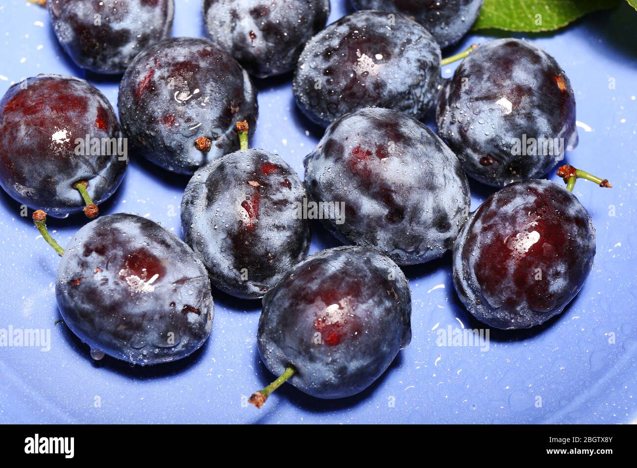 Wet plums on plate hi-res stock photography and images - Alamy