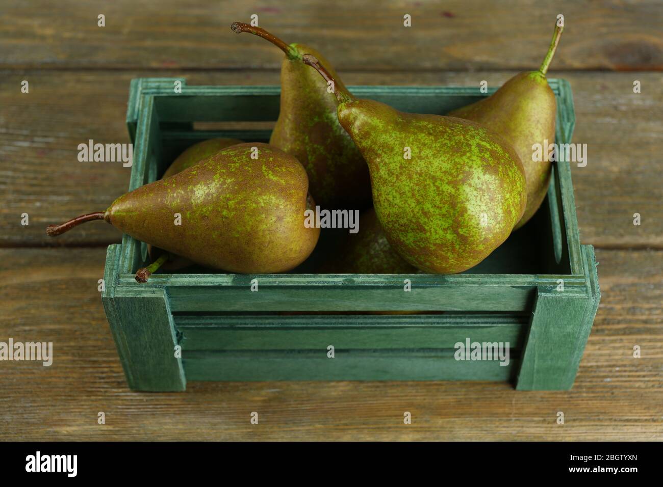 Pears in box hi-res stock photography and images - Alamy