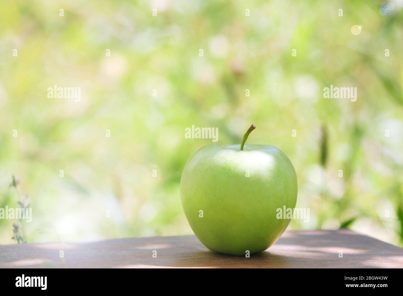 Green apple on table outdoors hi-res stock photography and images - Alamy