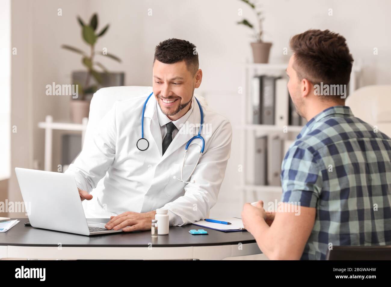 Hospital visiting ambulance clinic hi-res stock photography and images ...