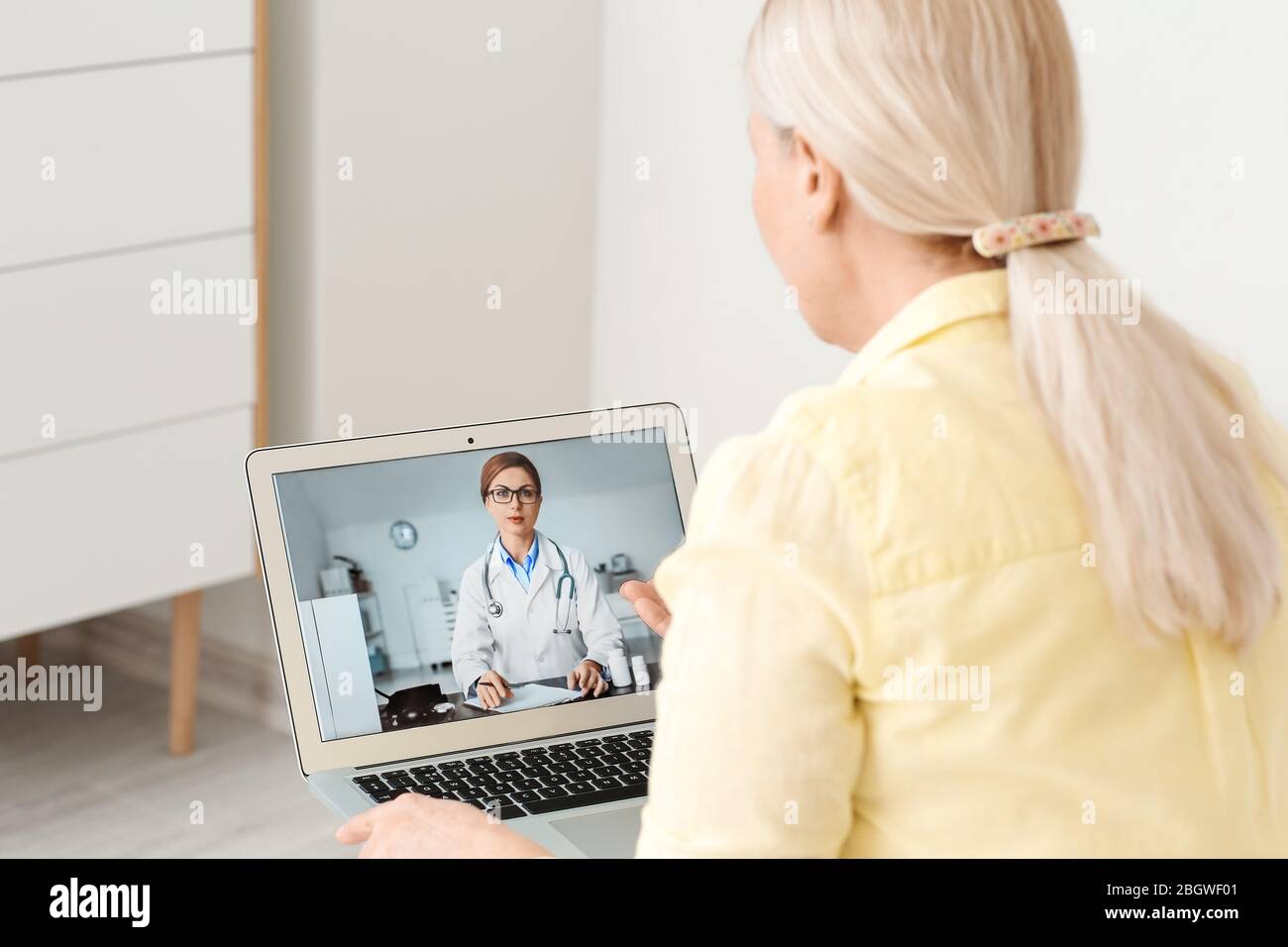 Doctor chatting online work hi-res stock photography and images - Alamy