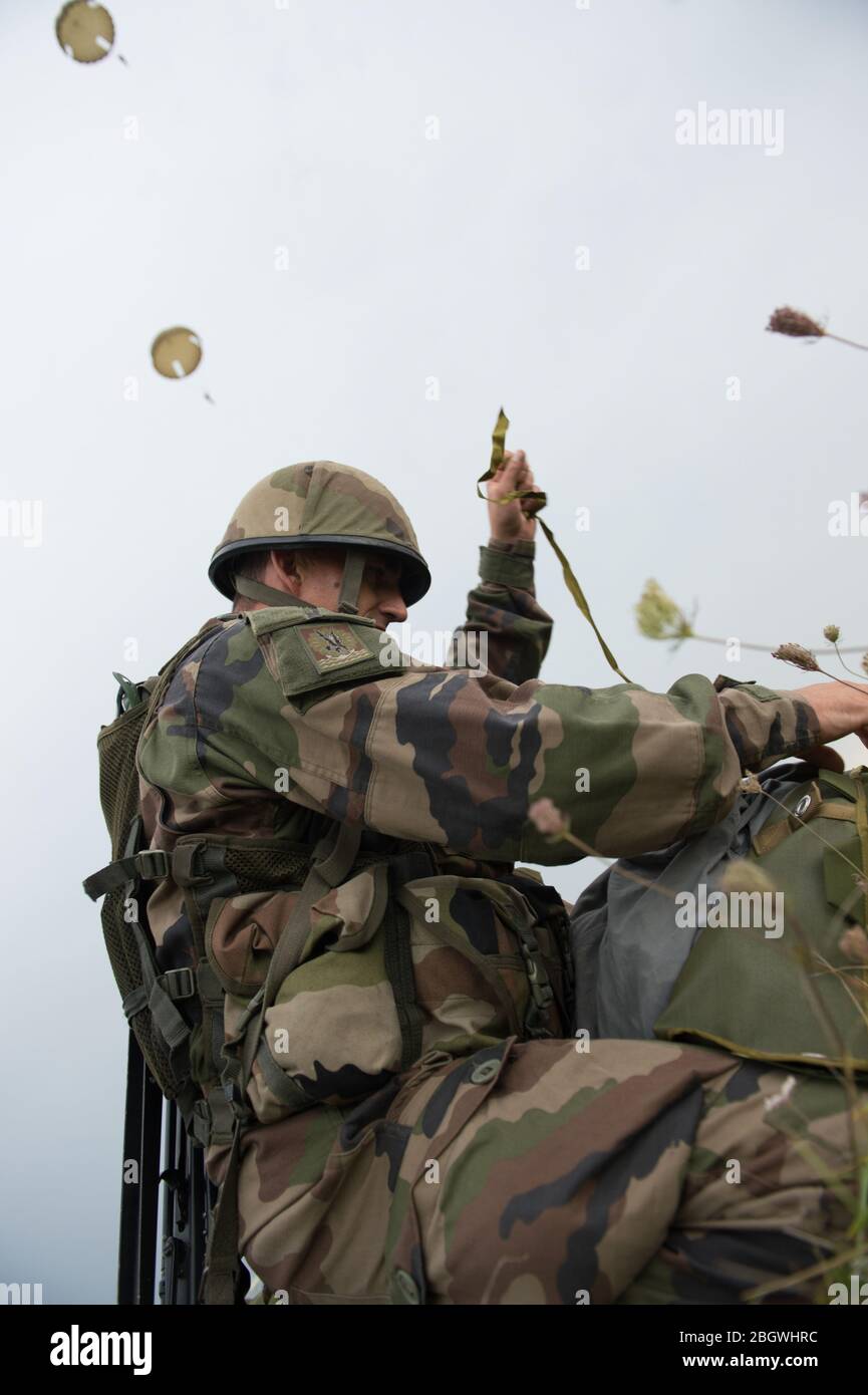 German paratrooper parachute hi-res stock photography and images - Alamy