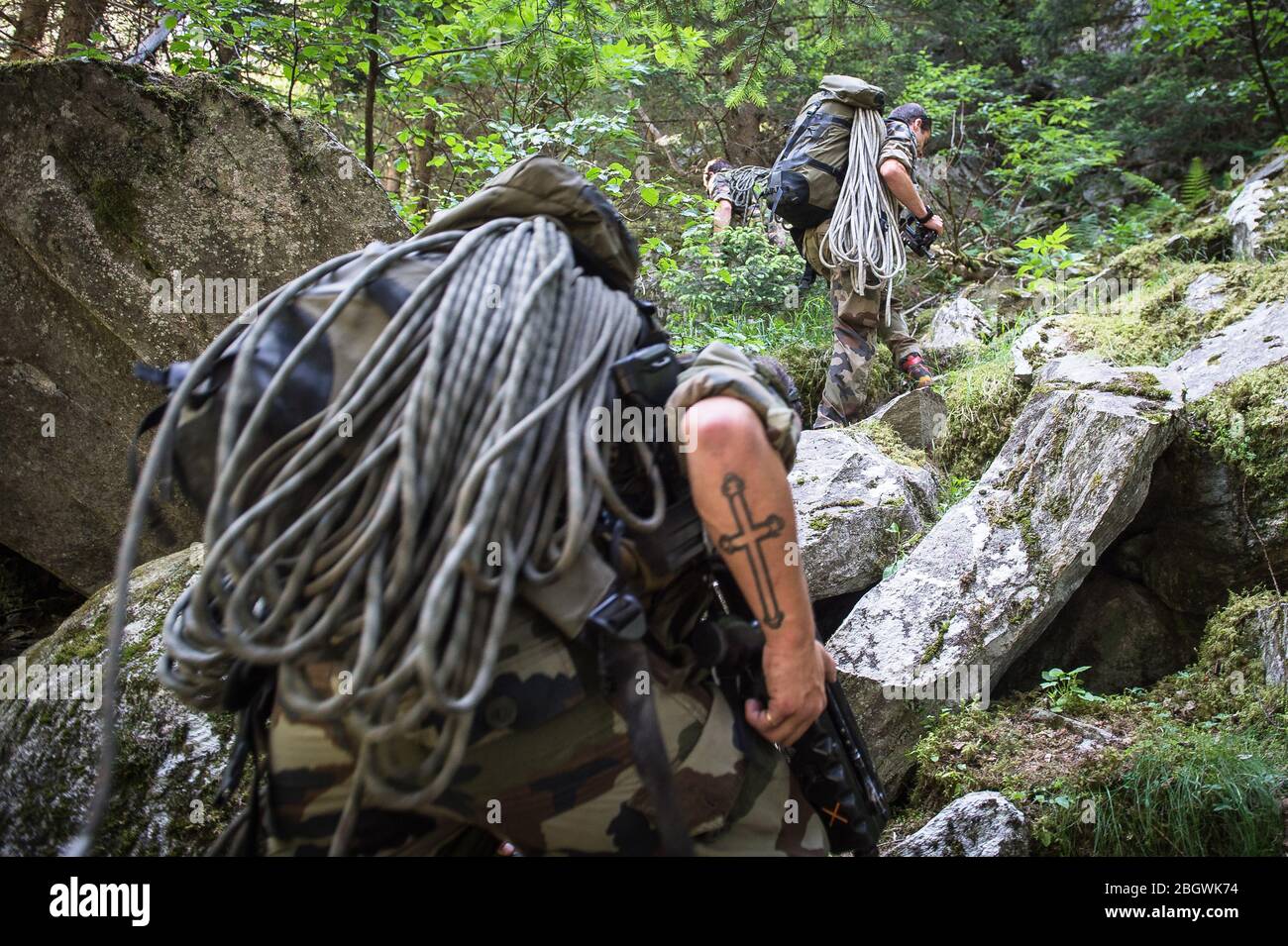 Military soldier training rope climbing hi-res stock photography and ...