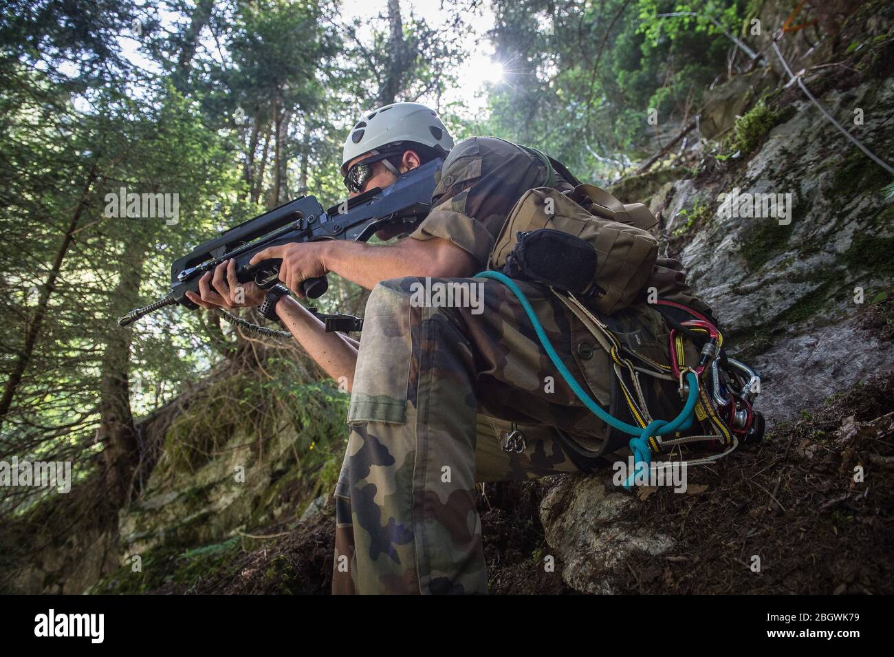 Soldier climbing rope hi-res stock photography and images - Alamy