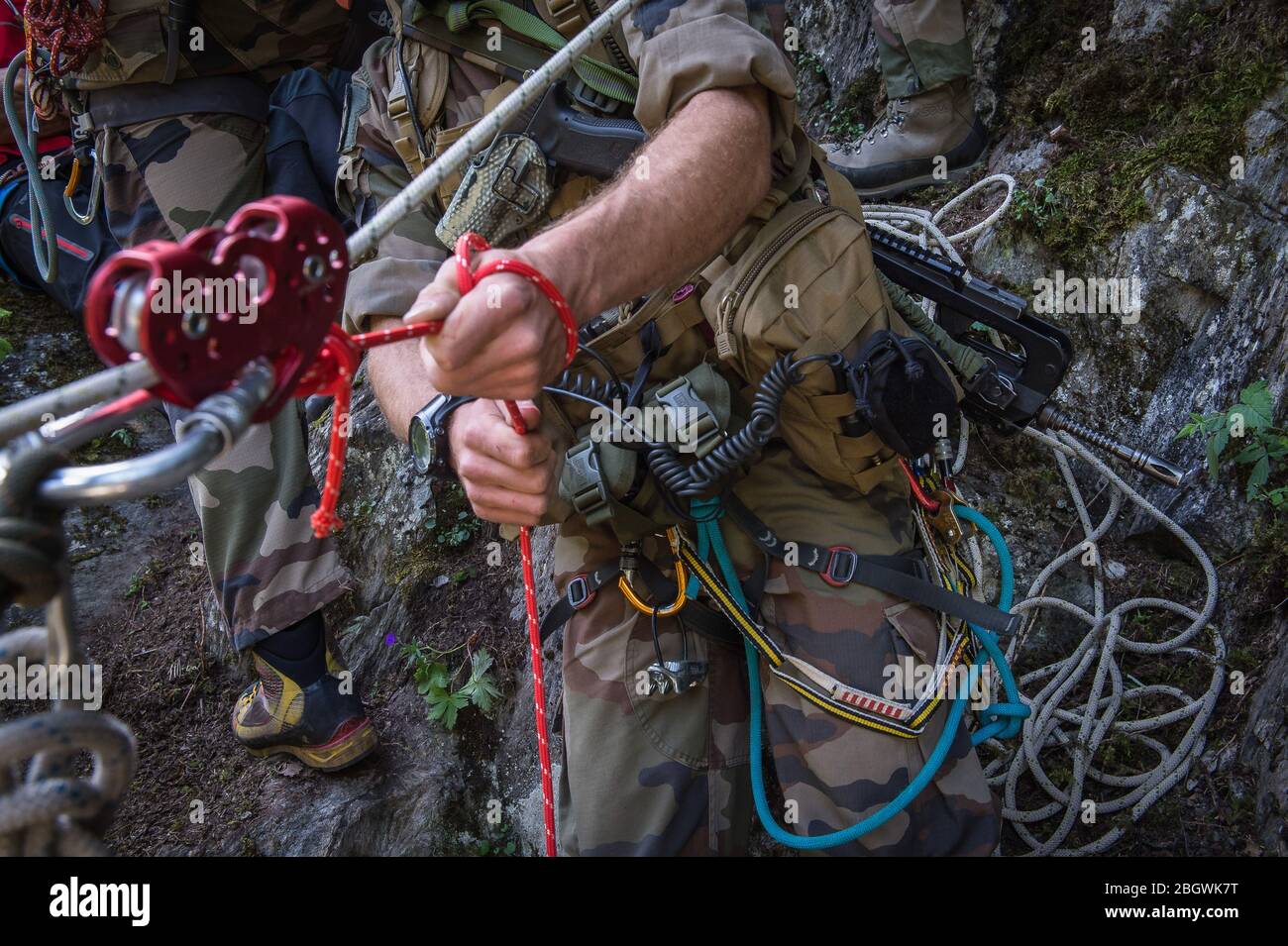 Military soldier training rope climbing hi-res stock photography and ...