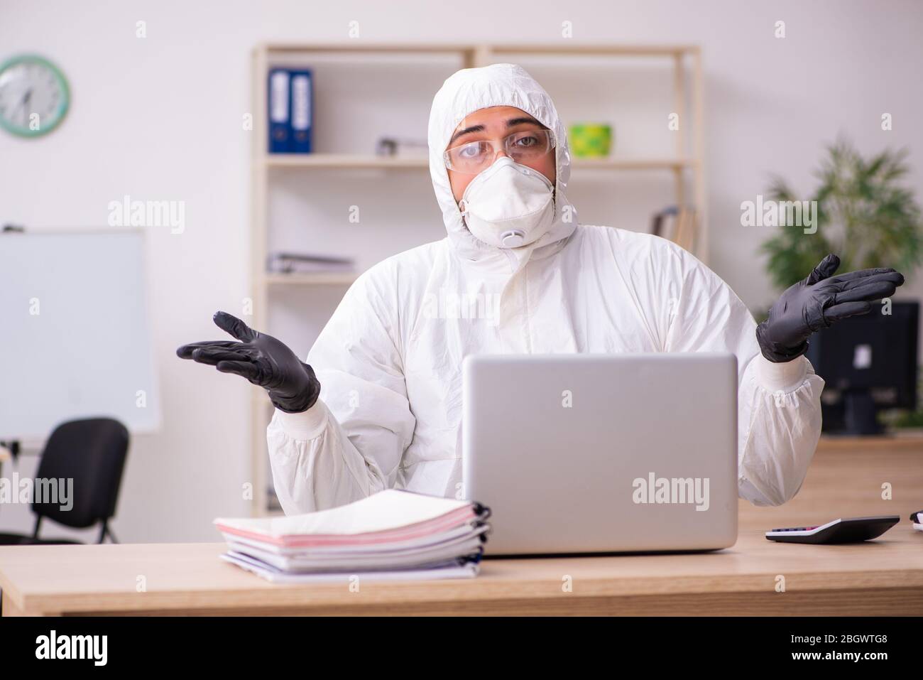 Office worker working in the quarantine self-isolation Stock Photo - Alamy