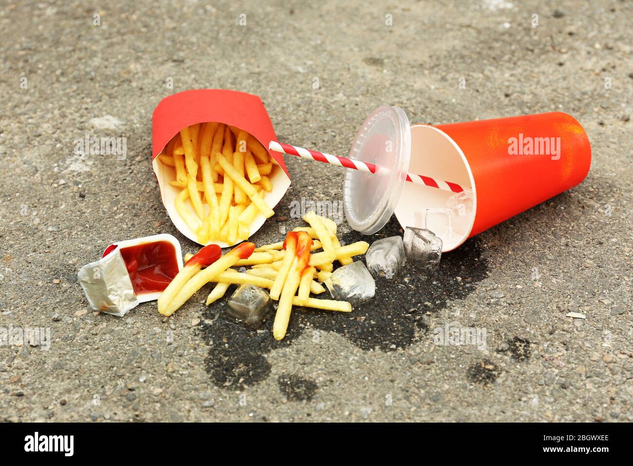 Red plastic cup street litter hi-res stock photography and images - Alamy