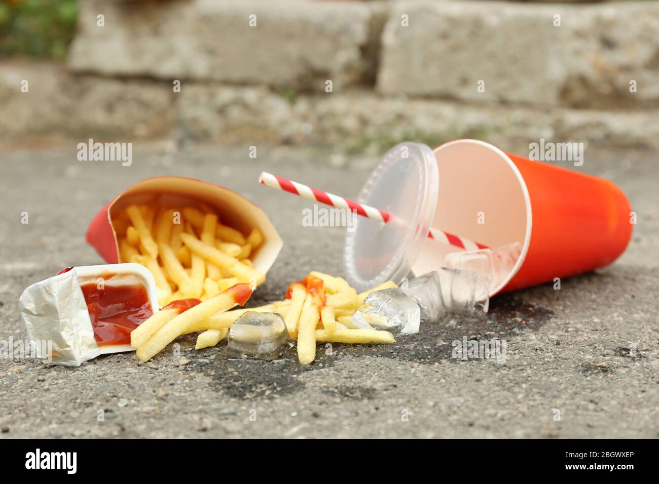 Red plastic cup street litter hi-res stock photography and images - Alamy