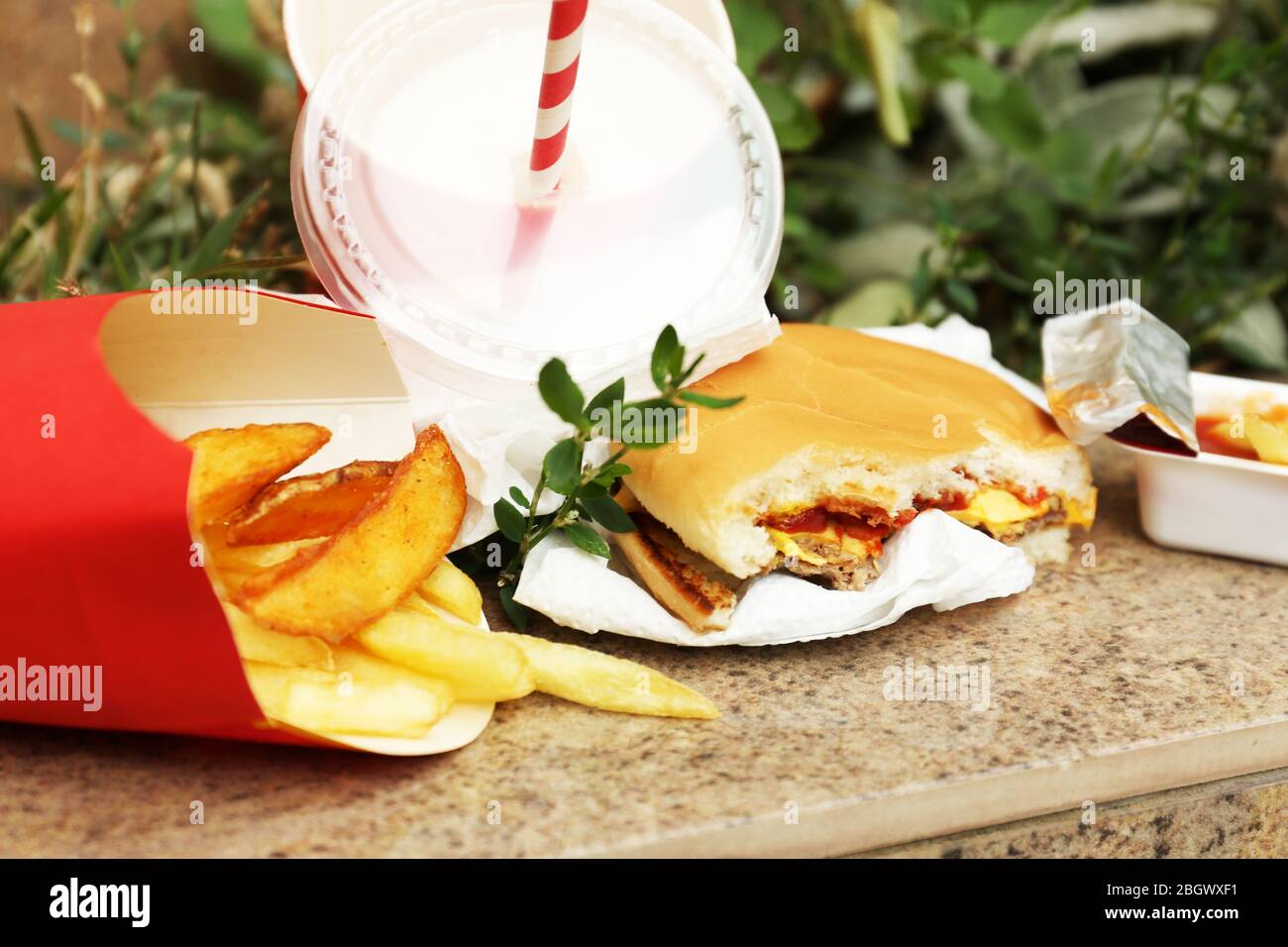 Red plastic cup street litter hi-res stock photography and images - Alamy