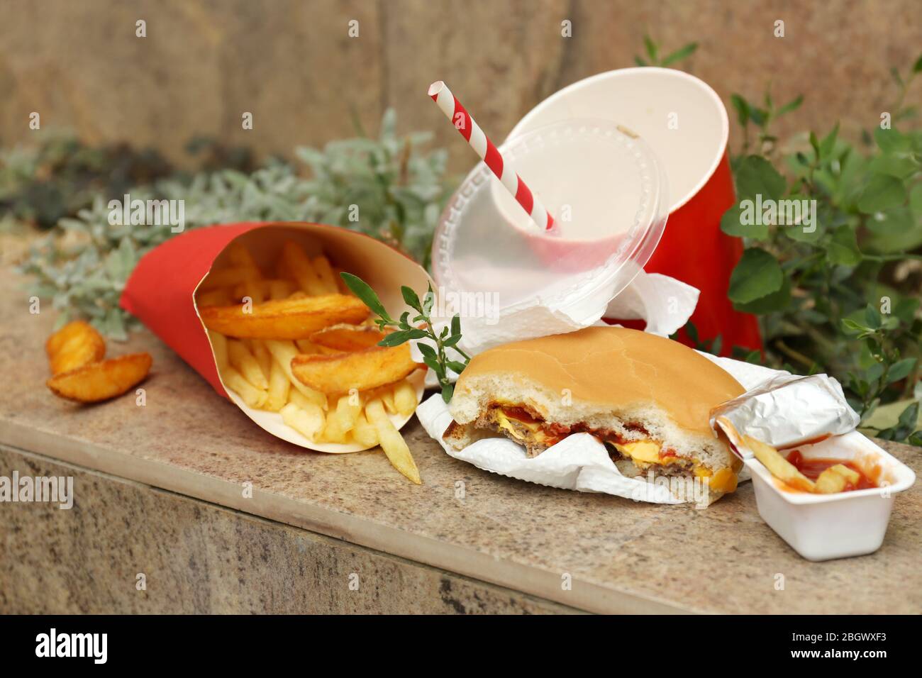 Red plastic cup street litter hi-res stock photography and images - Alamy