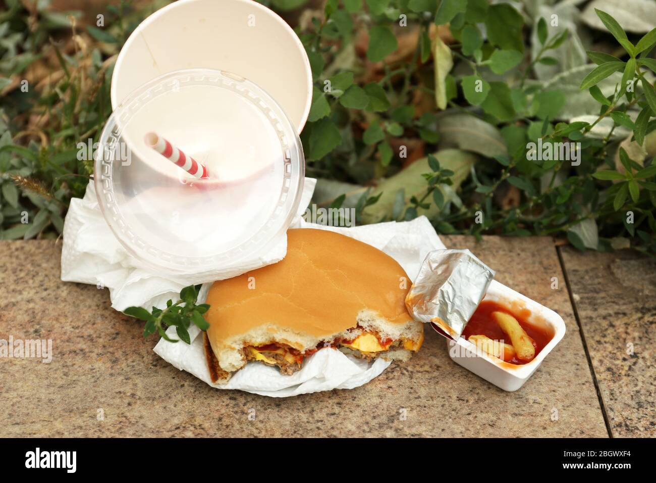 Red plastic cup street litter hi-res stock photography and images - Alamy