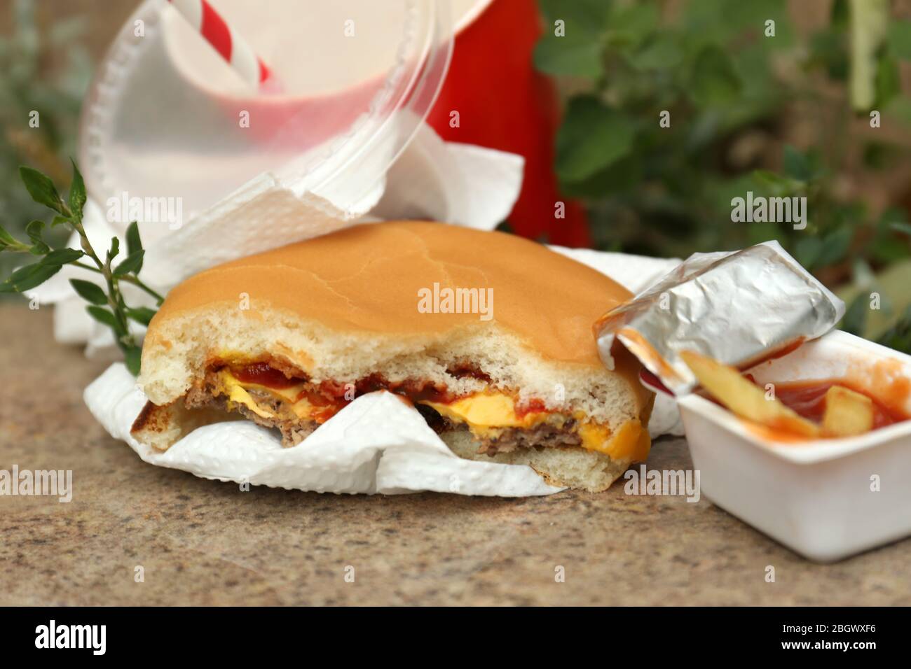 Red plastic cup street litter hi-res stock photography and images - Alamy