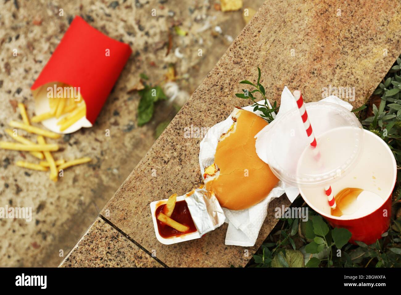 Red plastic cup street litter hi-res stock photography and images - Alamy