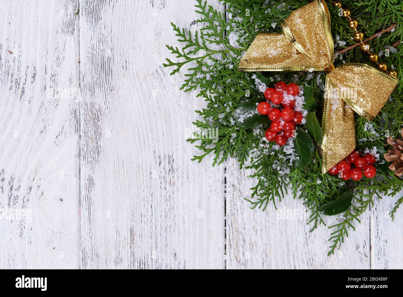 Beautiful Christmas border from fir and mistletoe on wooden background ...