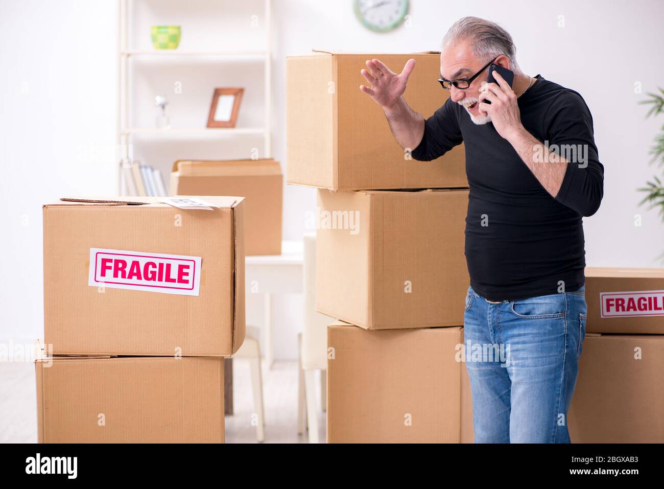 Old professional mover doing home relocation Stock Photo - Alamy