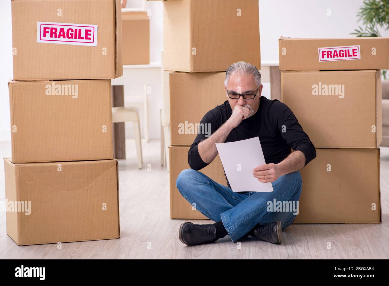 Old professional mover doing home relocation Stock Photo - Alamy