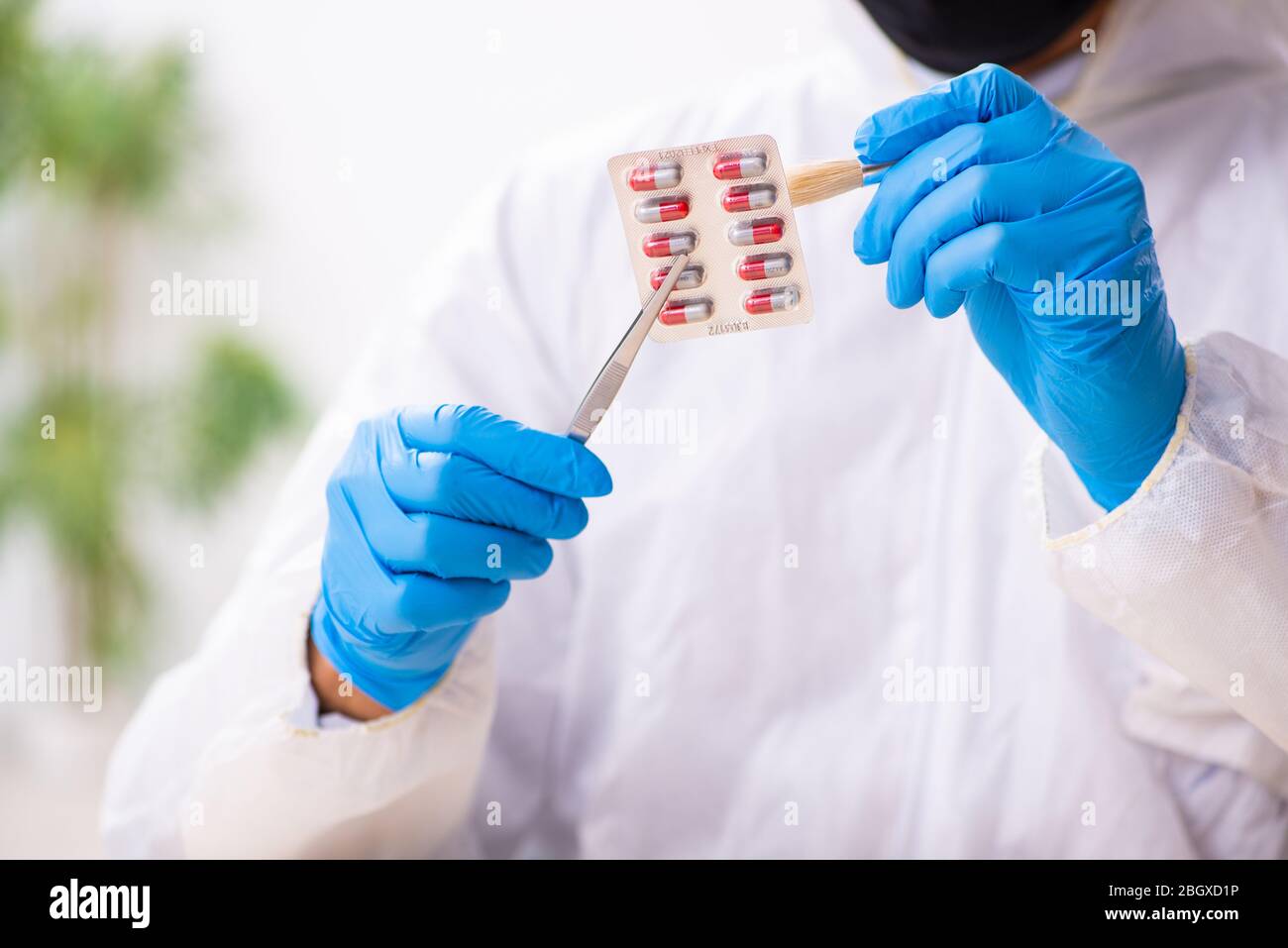 Expert criminologist working in the lab for evidence Stock Photo - Alamy