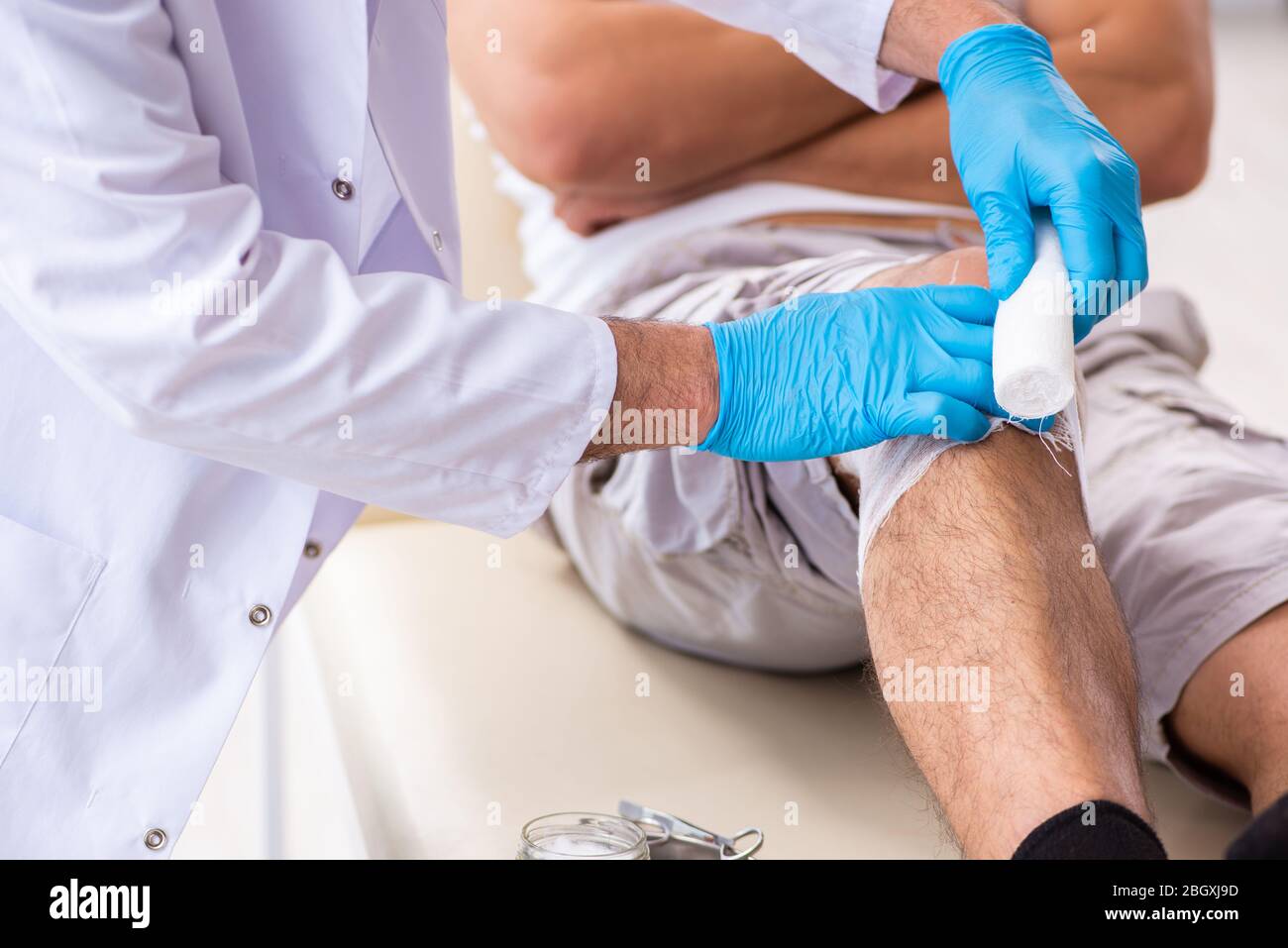 Leg injured man visiting doctor in first aid concept Stock Photo - Alamy