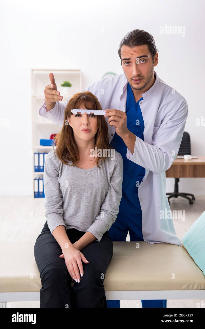 Doctor giving patient eye exam hi-res stock photography and images - Alamy