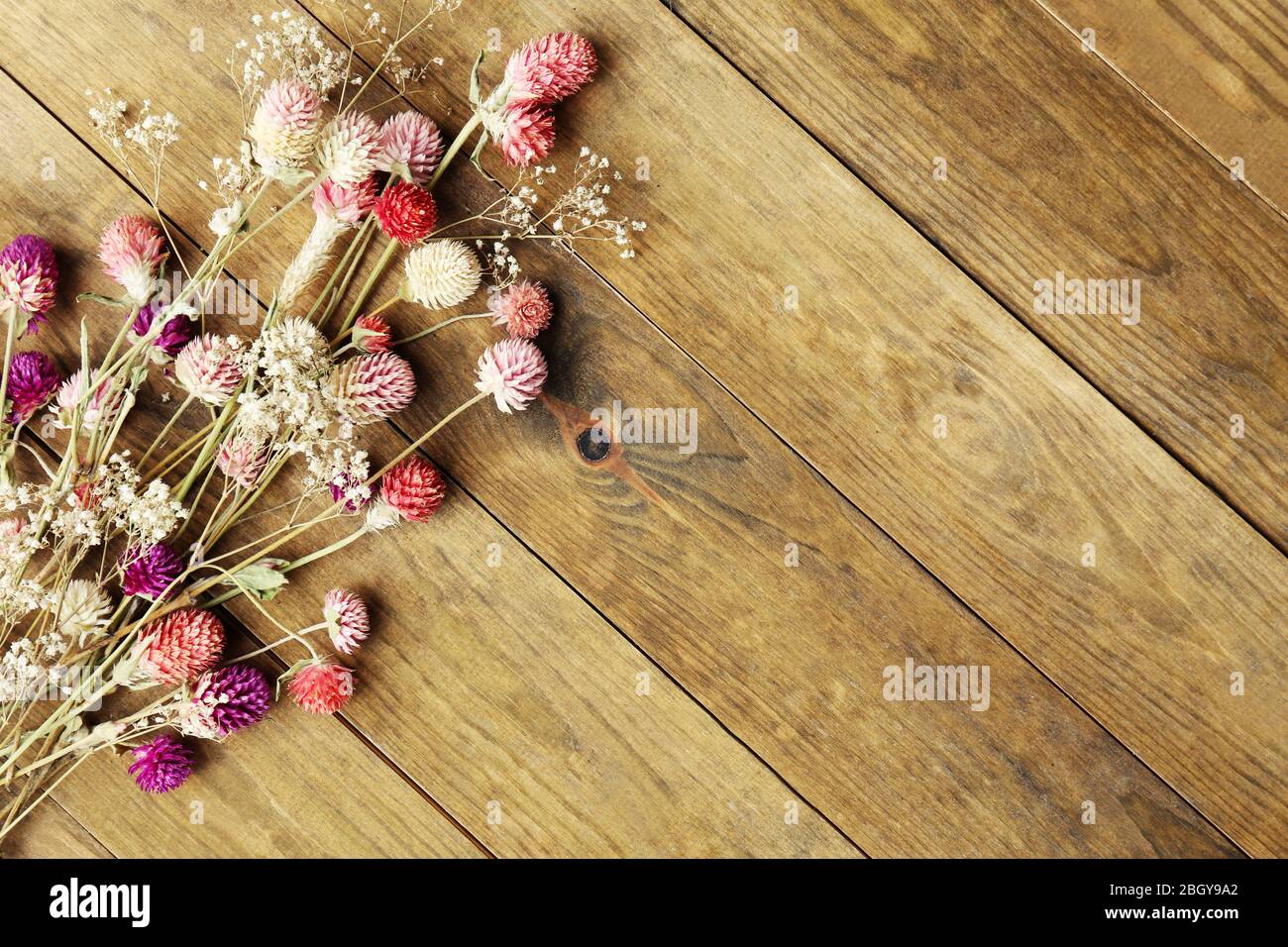 Dried flowers on rustic wooden planks background Stock Photo - Alamy