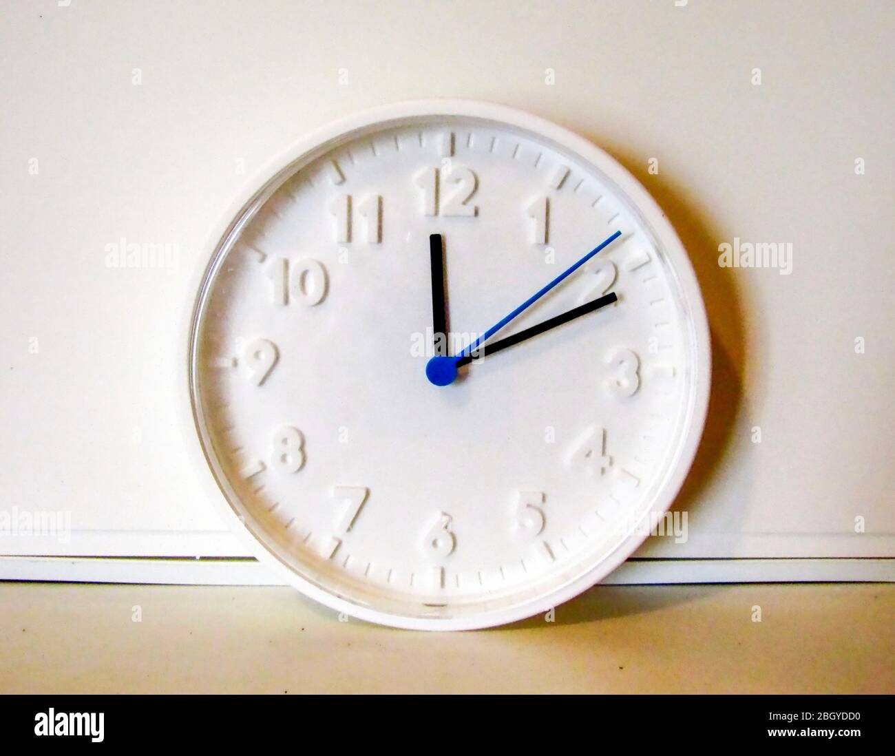 White analog wall clock ticking hi-res stock photography and images - Alamy