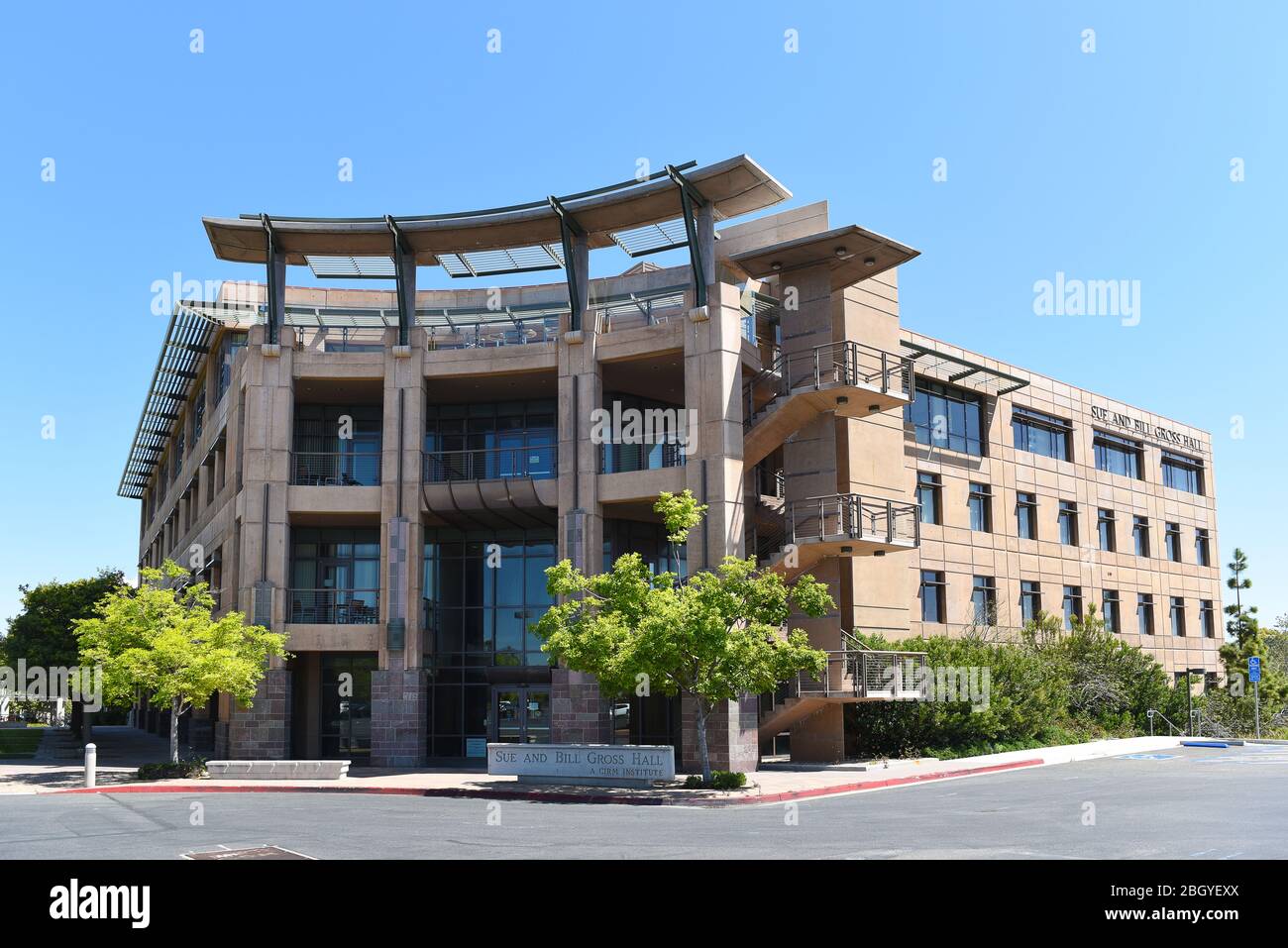 IRVINE, CALIFORNIA - 22 APRIL 2020: The Sue and Bill Gross Hall on the ...