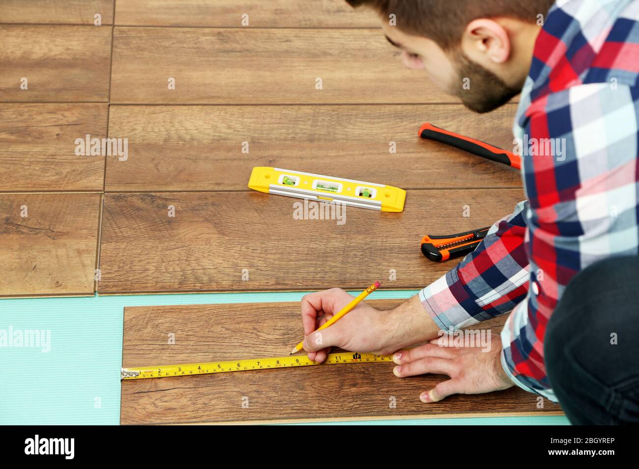 Carpenter worker installing laminate flooring in the room Stock Photo ...