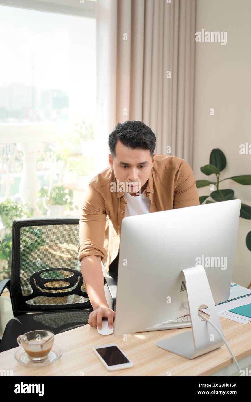 Frustrated man working computer hi-res stock photography and images - Alamy