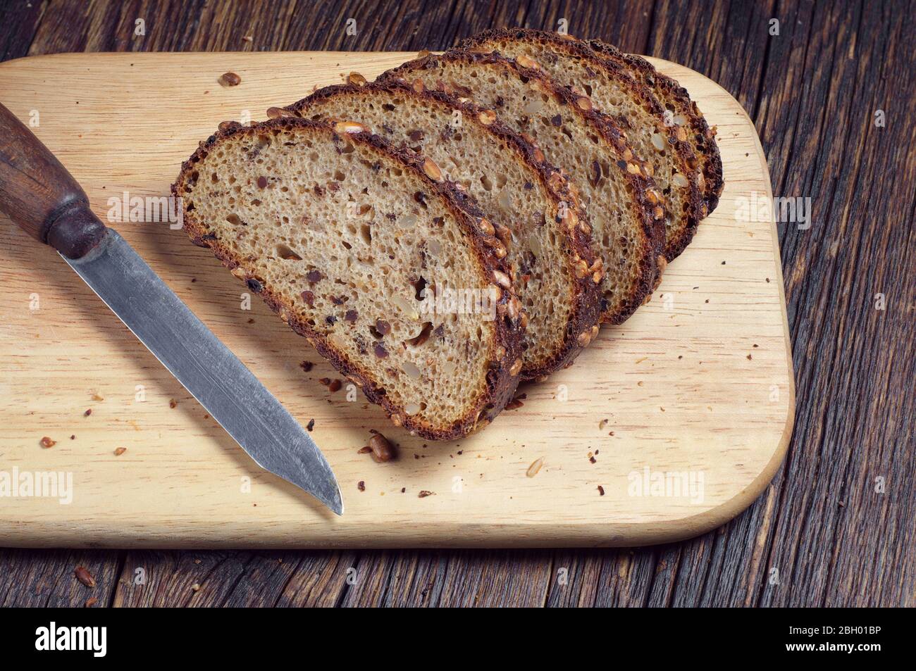 Sliced bread and the knife on chopping board Stock Photo - Alamy