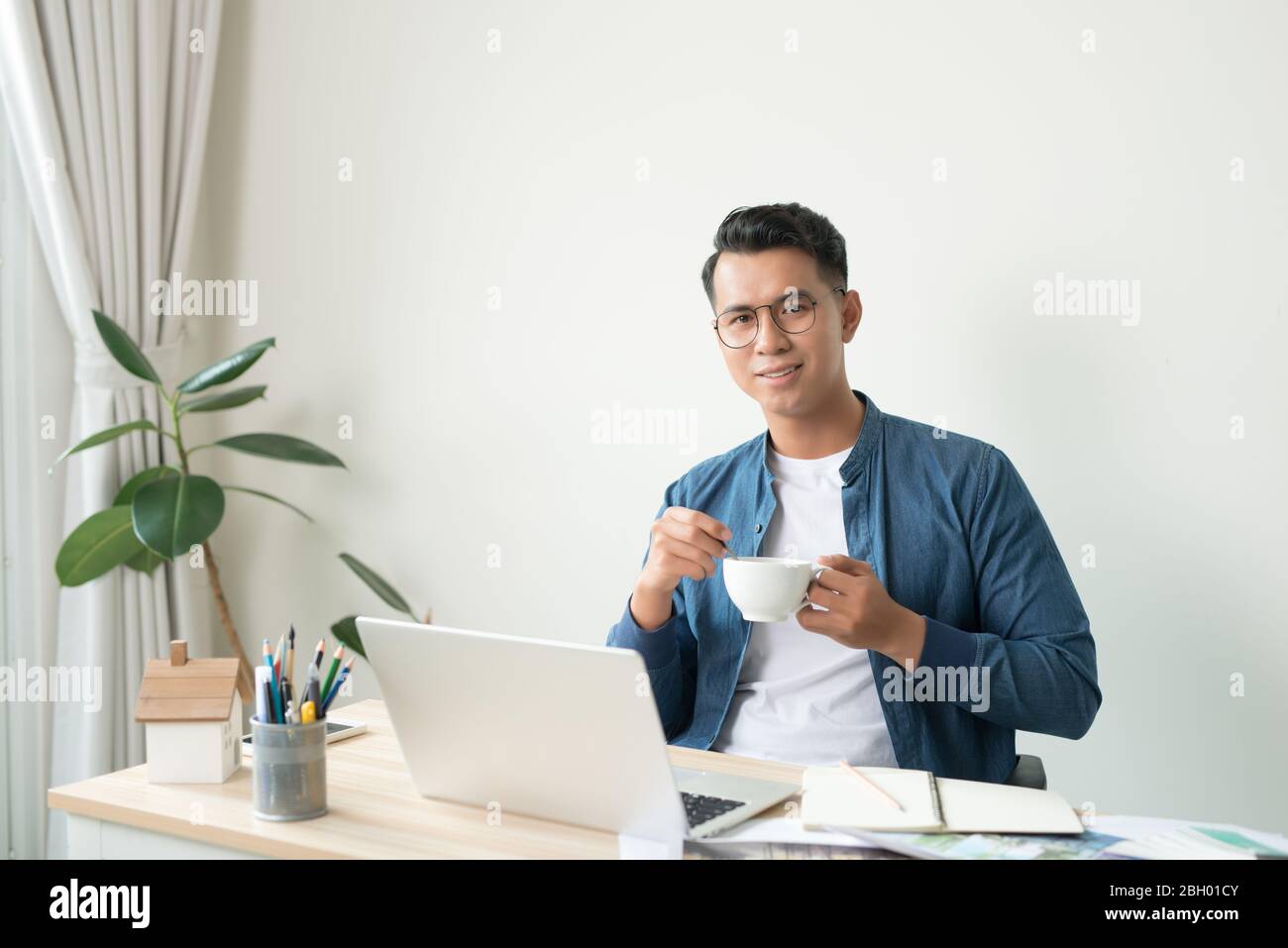 Work smiling hi-res stock photography and images - Alamy