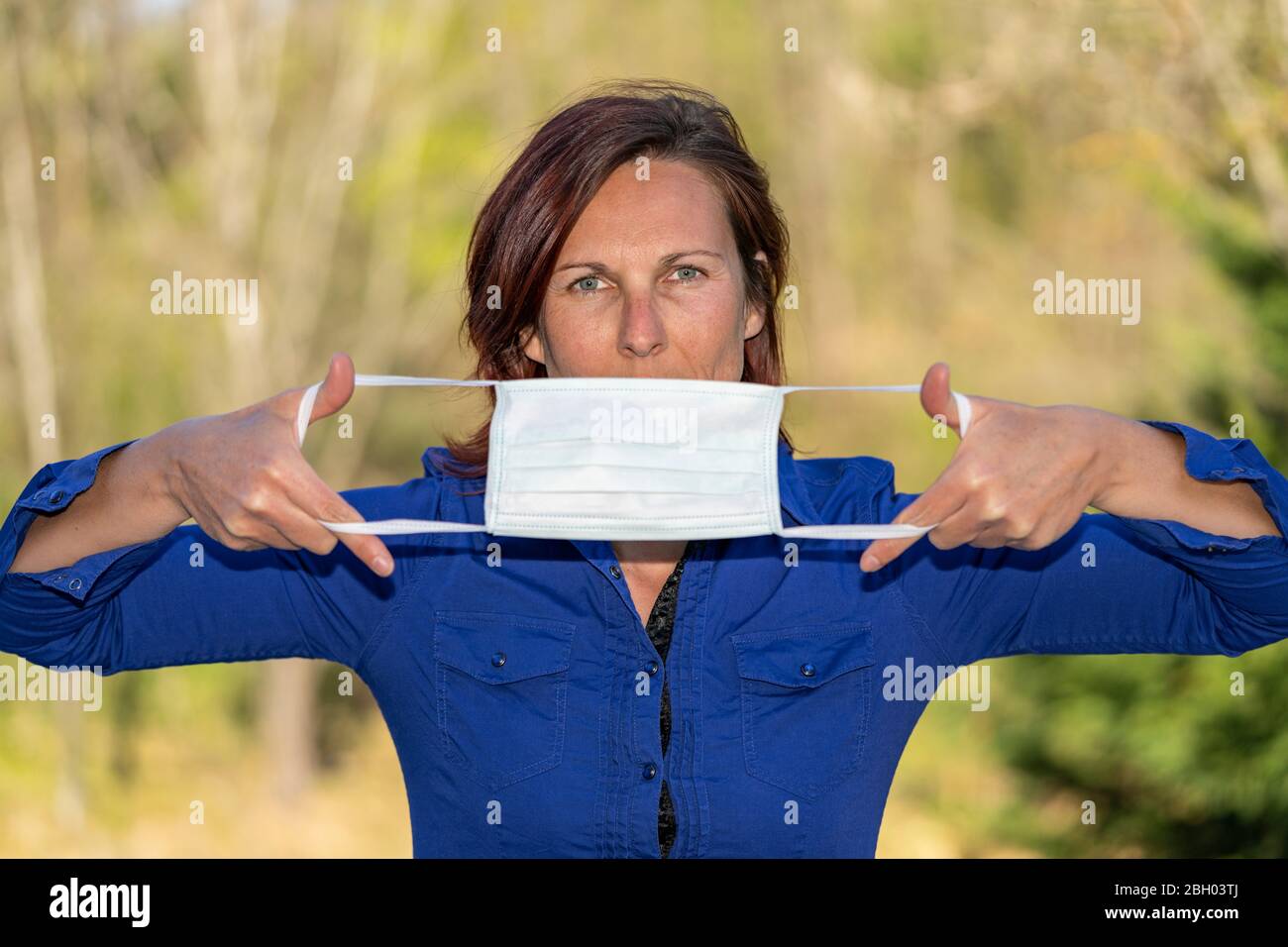 woman put on her mask outdoor Stock Photo - Alamy
