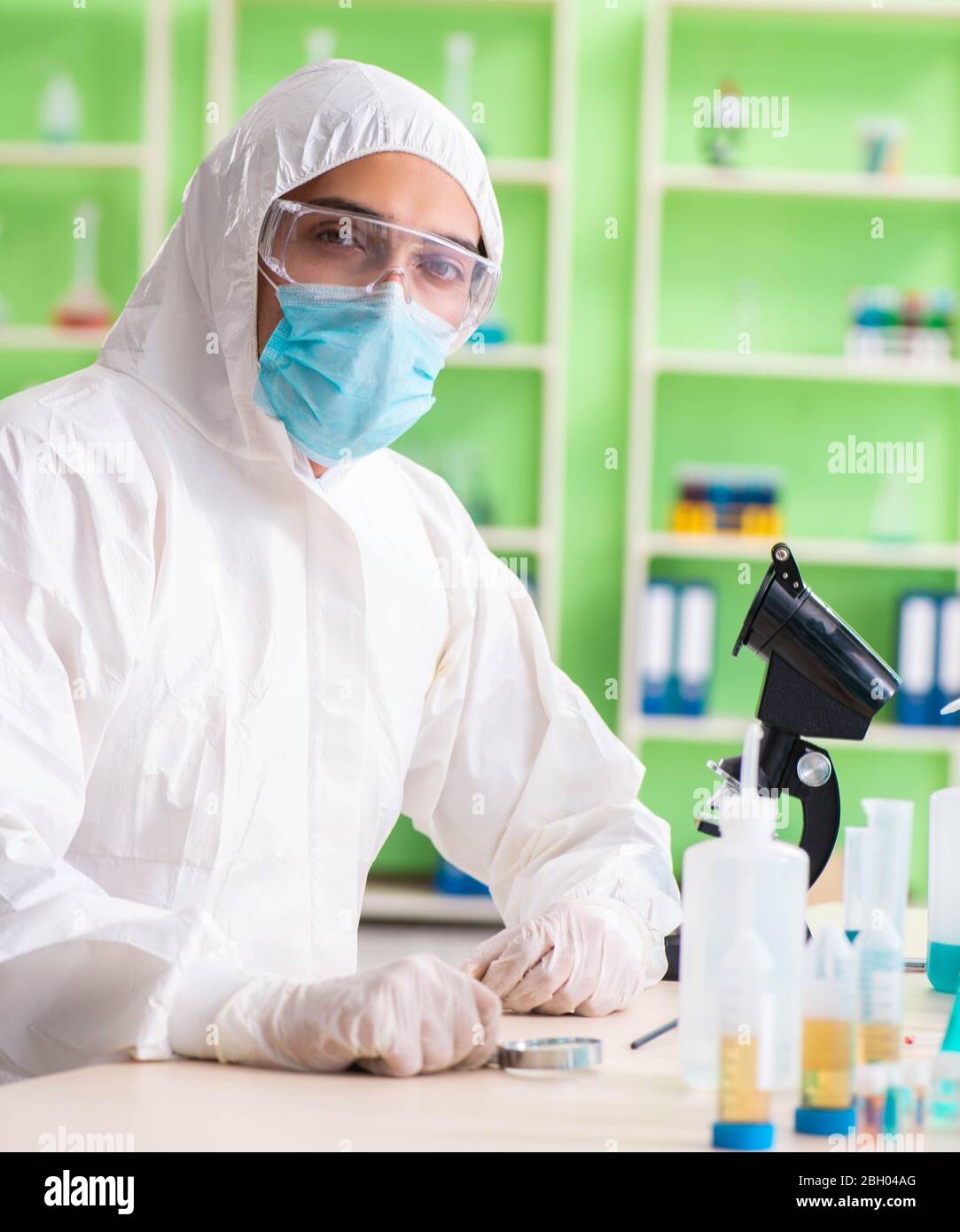 The chemist working in the lab on new experiment Stock Photo - Alamy