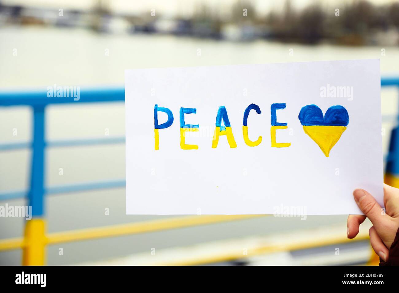 Hand holding paper with Peace of Ukraine Stock Photo - Alamy