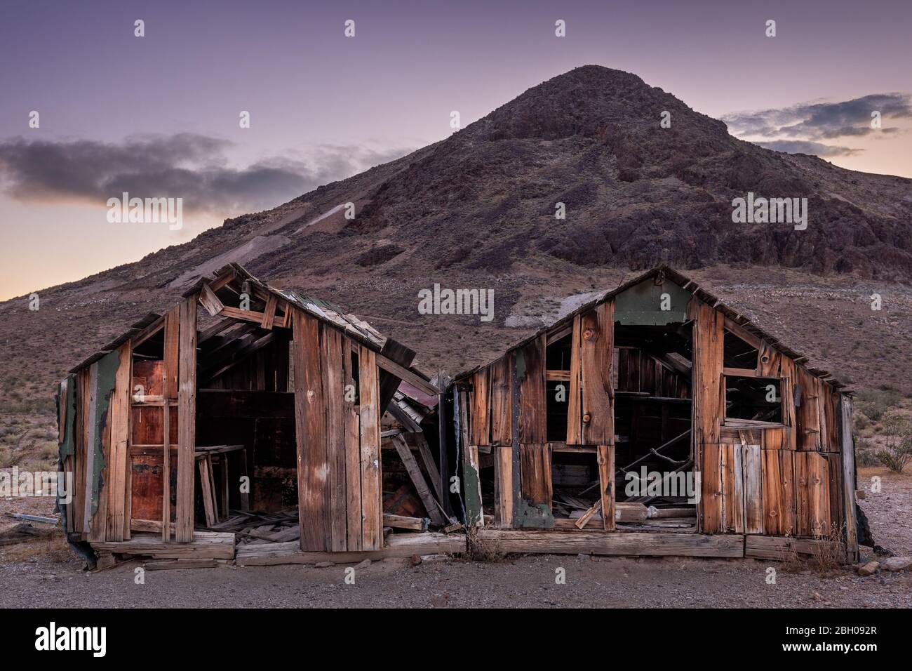 Abandoned log ghost town hi-res stock photography and images - Alamy
