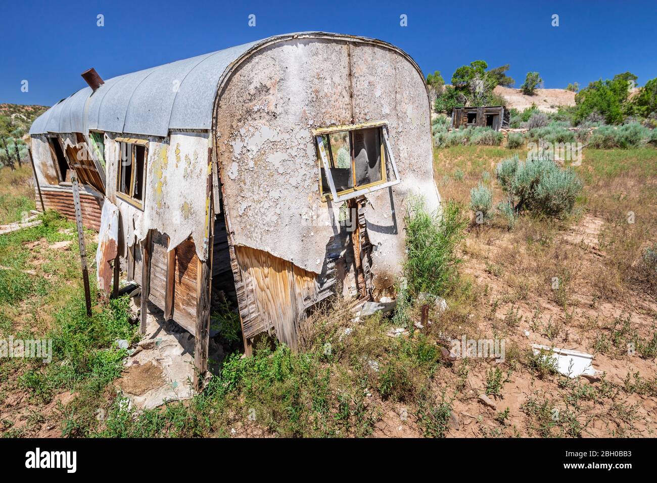 An old, abandoned trailer is falling apart in the american countryside ...