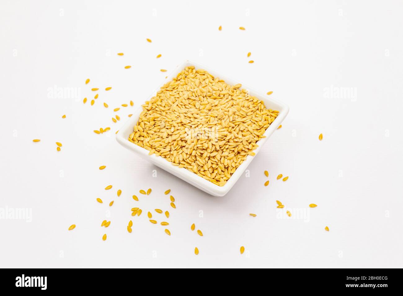 Golden flax seeds isolated on white background. Trendy superfood ...